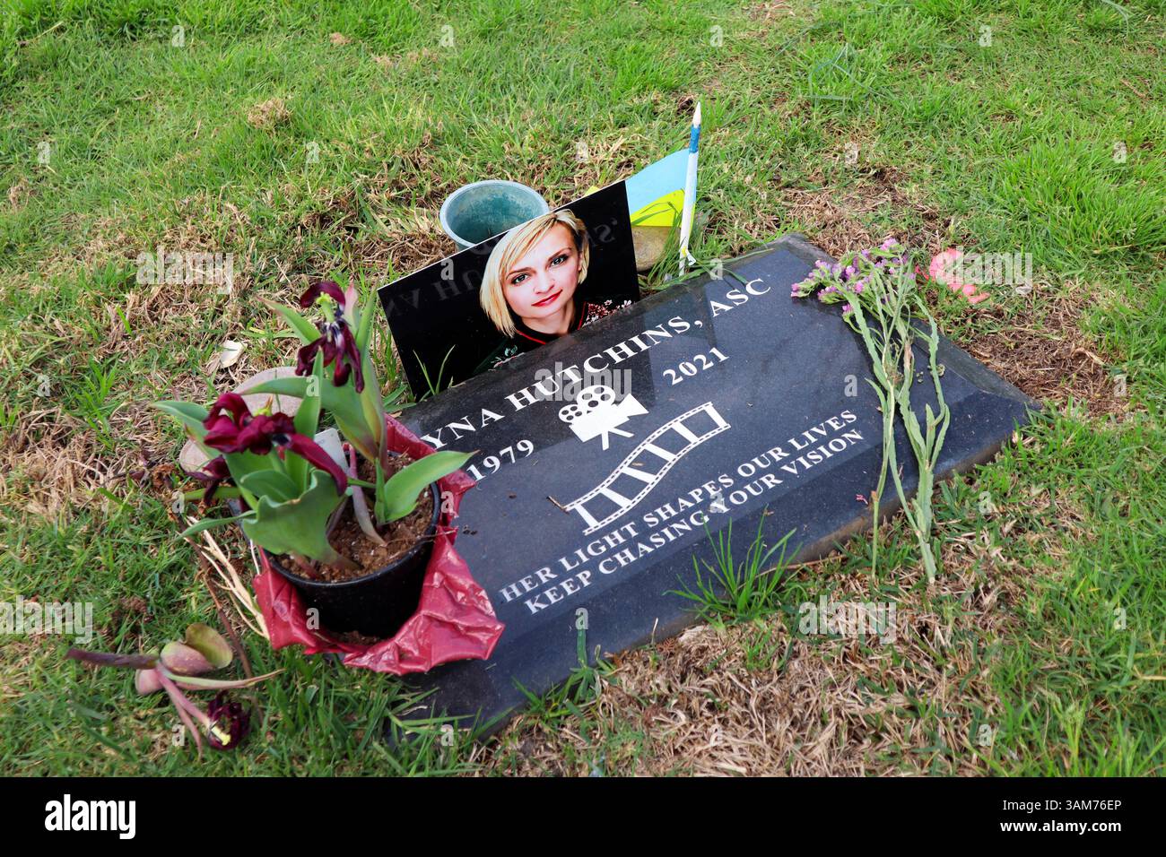 Grave of cinematographer Halyna Hutchins at Hollywood Forever Cemetery ...