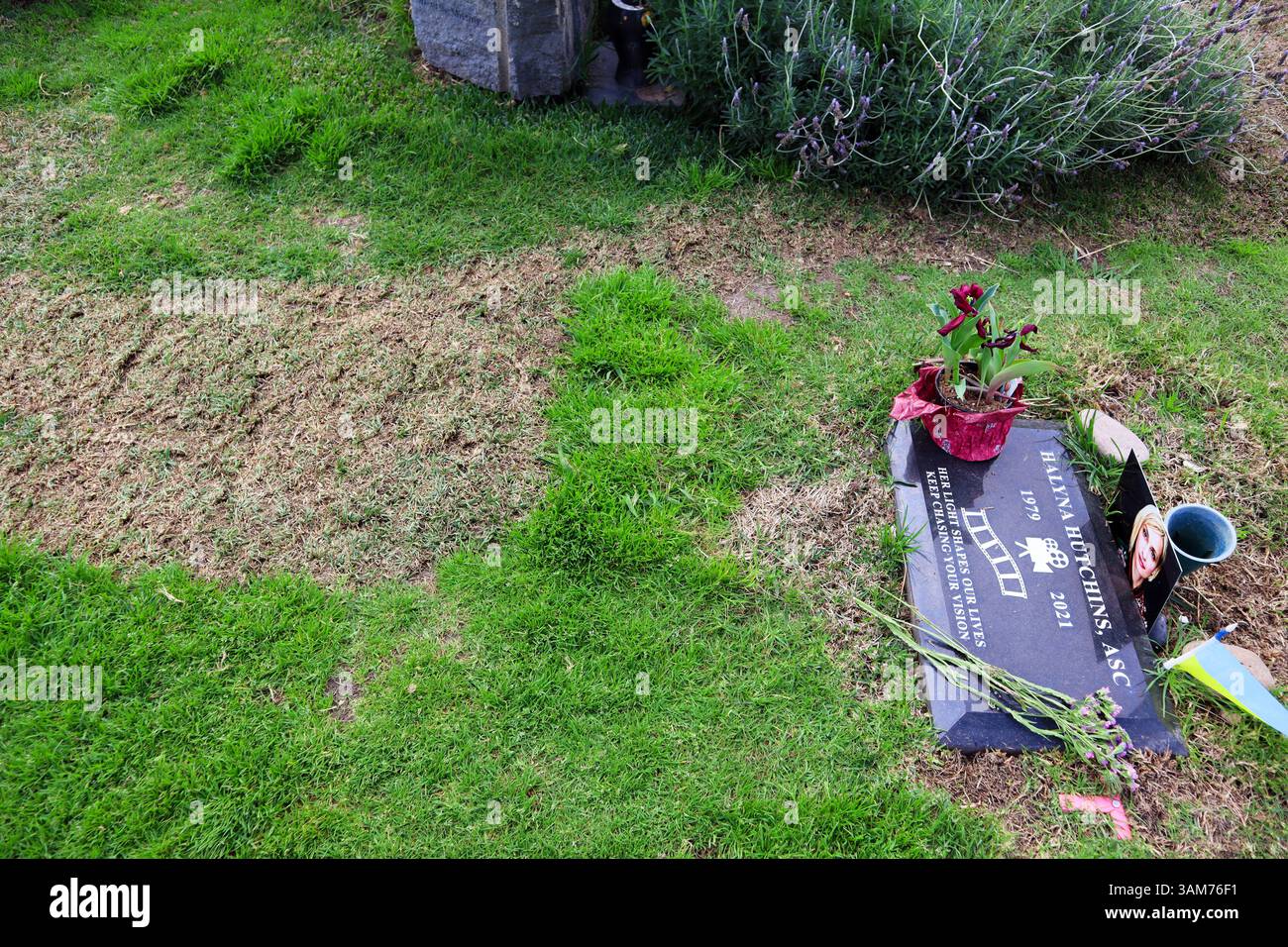Grave of cinematographer Halyna Hutchins at Hollywood Forever Cemetery ...