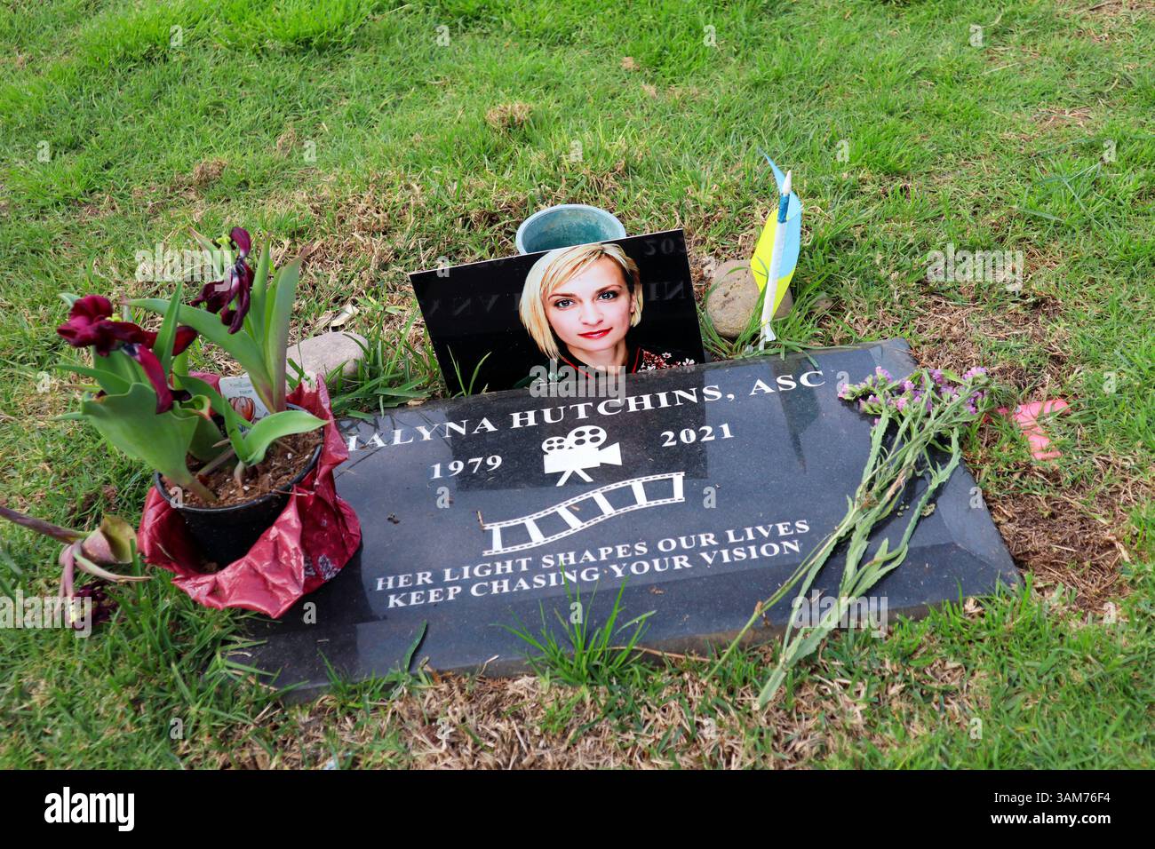 Grave of cinematographer Halyna Hutchins at Hollywood Forever Cemetery ...