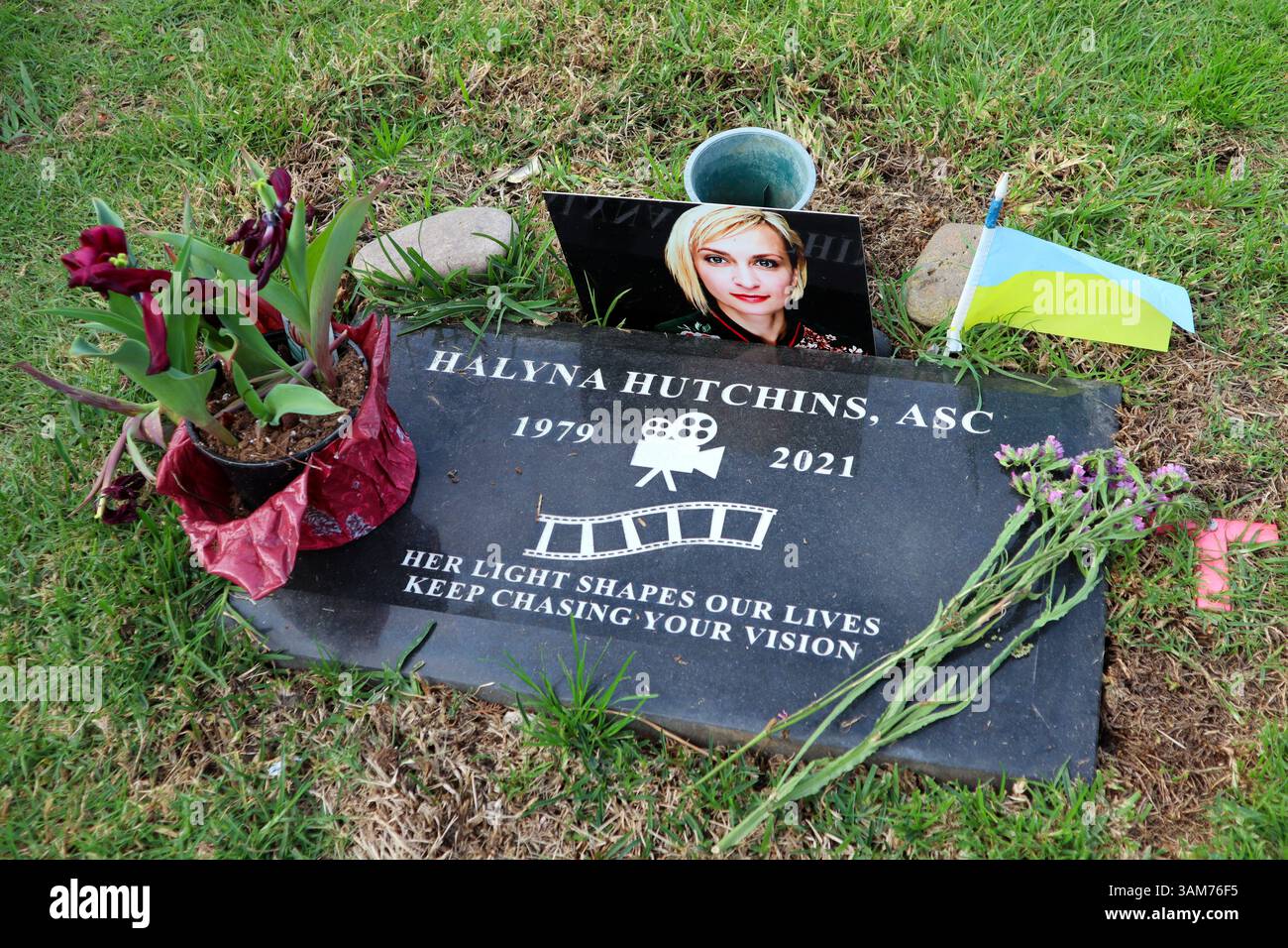 Grave of cinematographer Halyna Hutchins at Hollywood Forever Cemetery ...