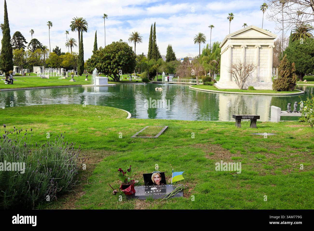 Grave of cinematographer Halyna Hutchins at Hollywood Forever Cemetery ...