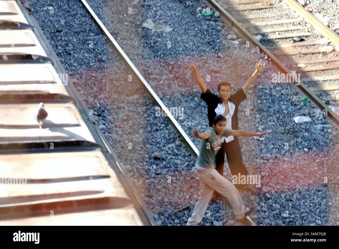 March 7, 2006 - U.S. - Teenagers flash their hand signs for the mara ...