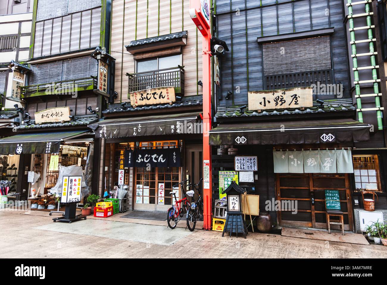 Traditional japanese restaurant exterior hi-res stock photography and ...