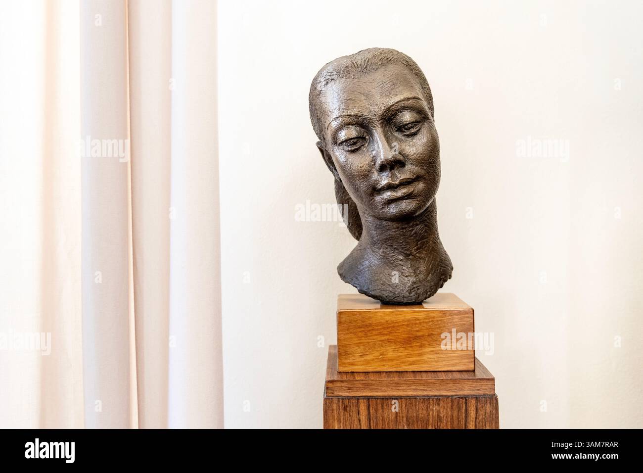 Sculpture of Dame Beryl Grey (1954) by artist Dora Gordine, Dorich ...