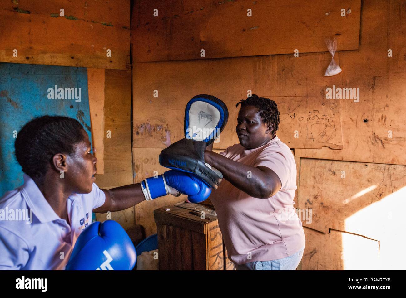 Boxing in Katanga slum, Kampala, Uganda, Africa Stock Photo - Alamy