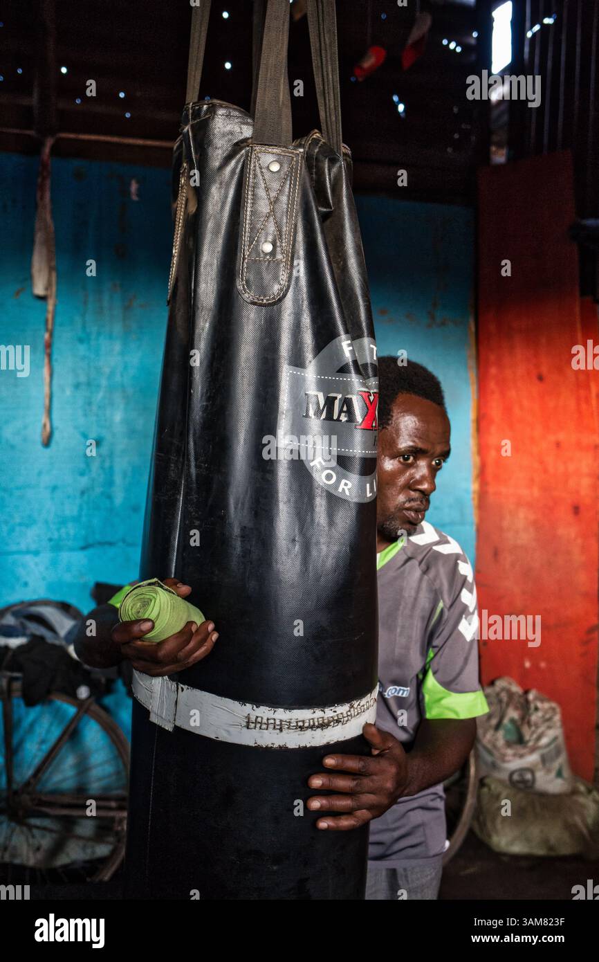 Boxing in Katanga slum, Kampala, Uganda, Africa Stock Photo - Alamy