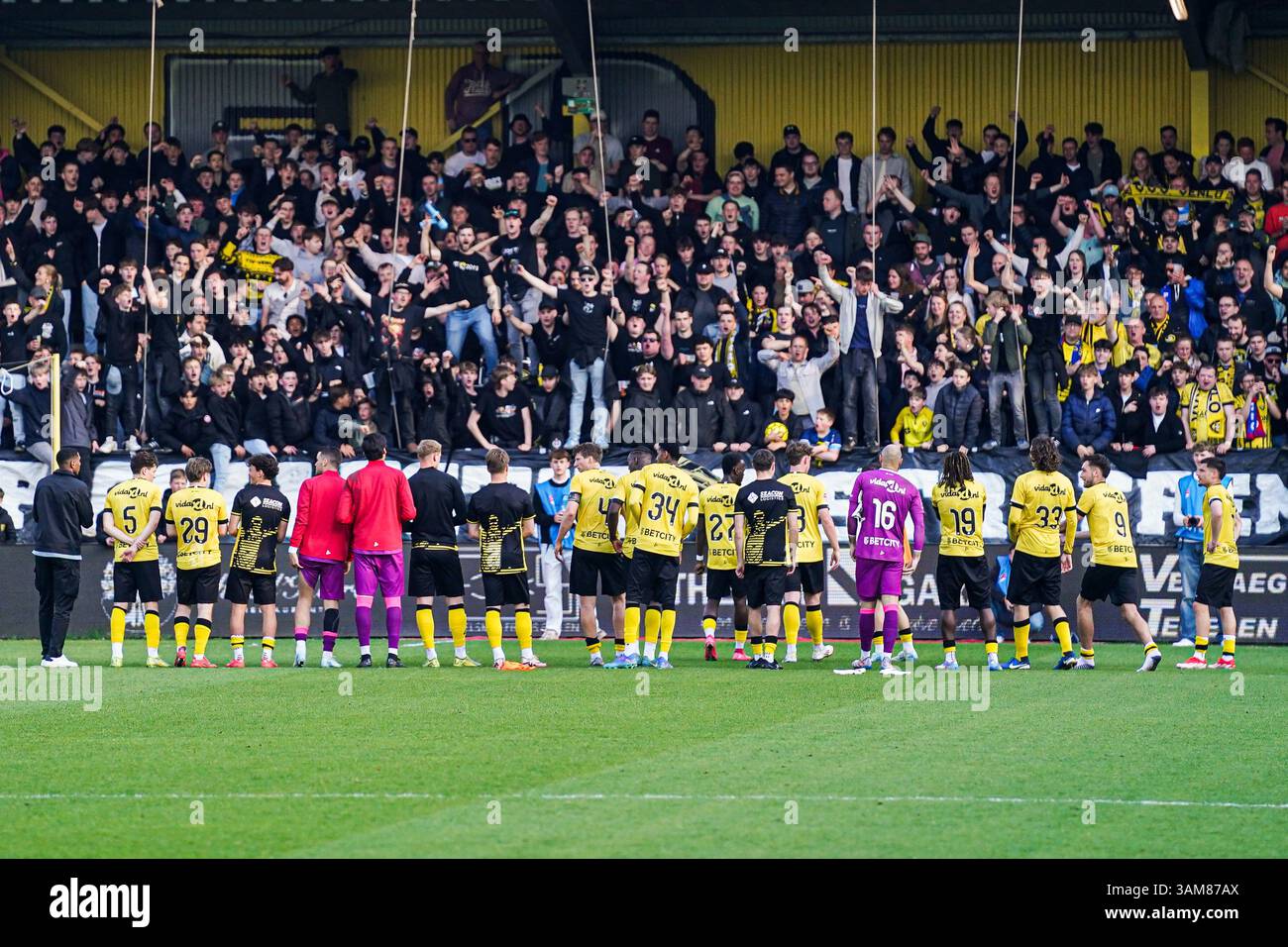 Venlo, Netherlands. 13th Apr, 2025. VENLO, NETHERLANDS - APRIL 13: players of VVV-Venlo thank ...