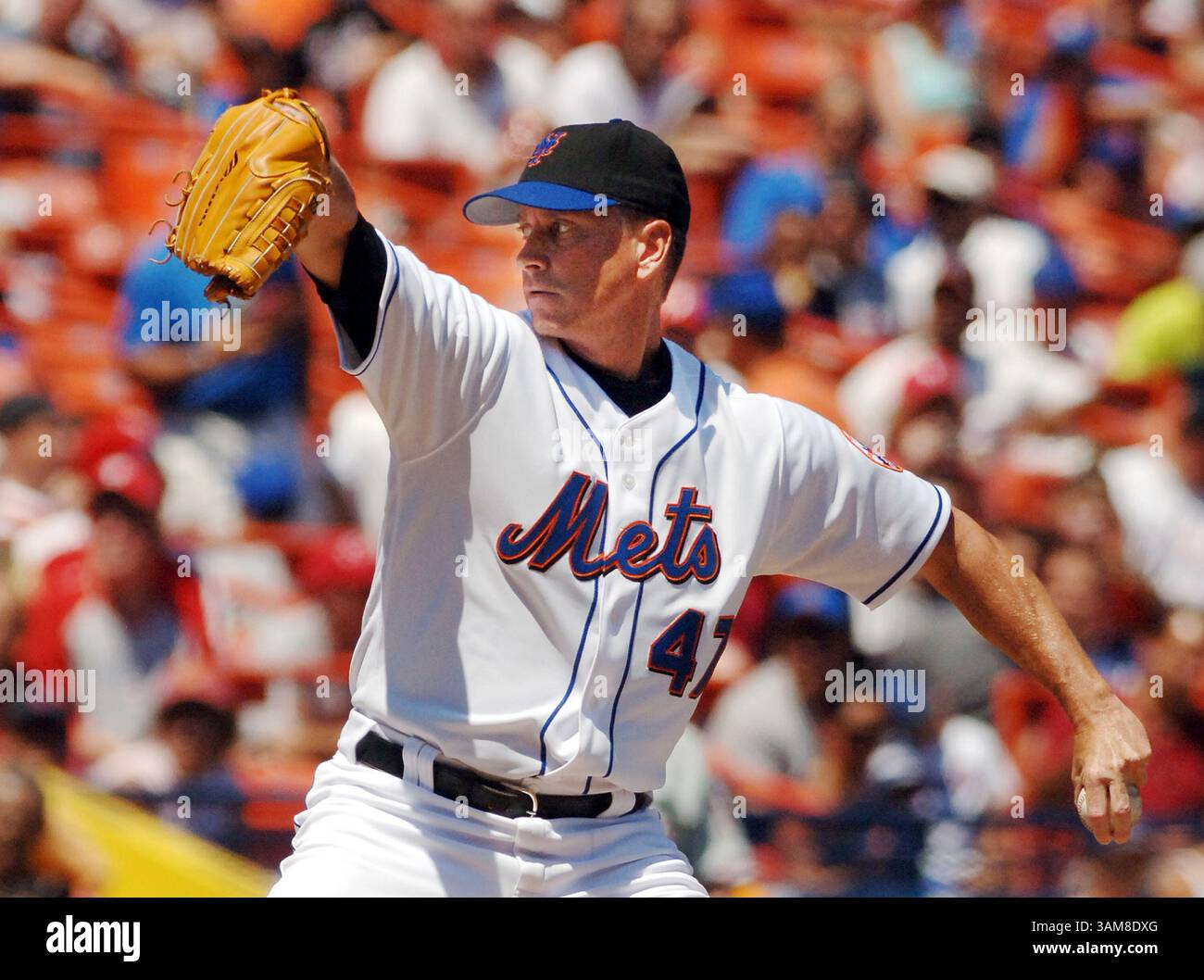 Tom glavine pitches hi-res stock photography and images - Alamy