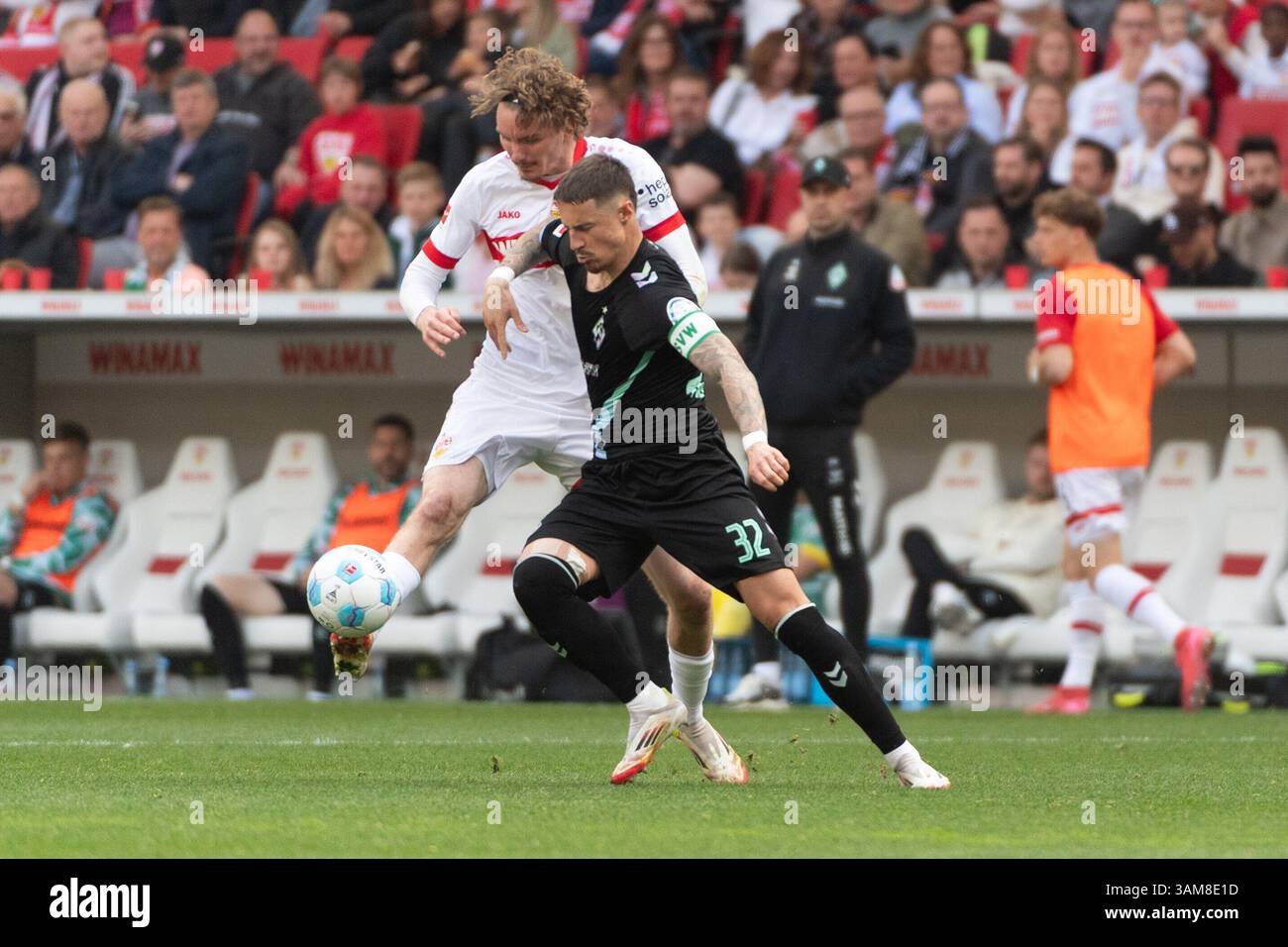 v. li. im Zweikampf Fabian Rieder (VfB Stuttgart, #32), Marco Friedl (SV Werder Bremen, #32) GER ...