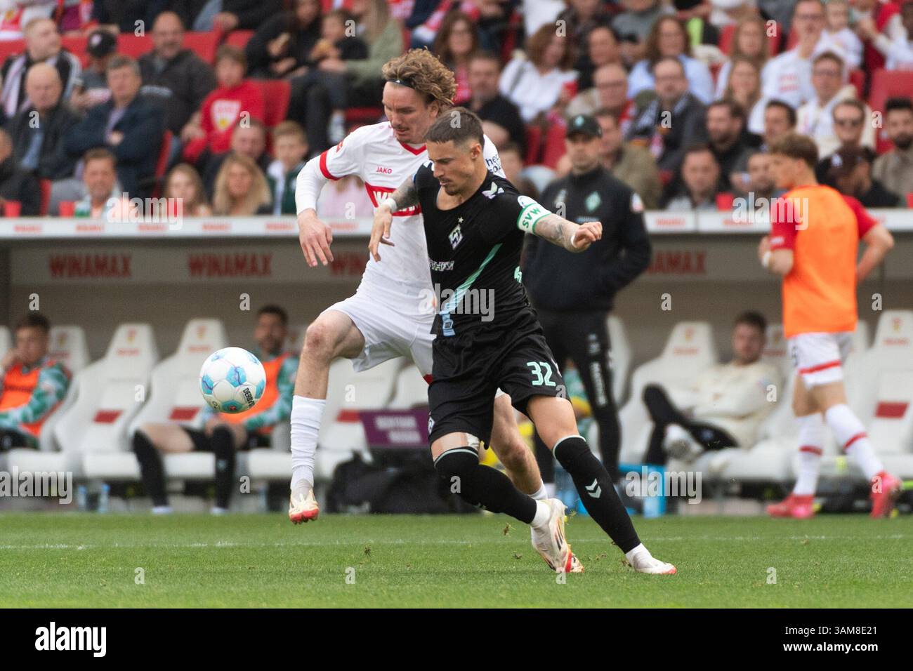 v. li. im Zweikampf Fabian Rieder (VfB Stuttgart, #32), Marco Friedl (SV Werder Bremen, #32) GER ...