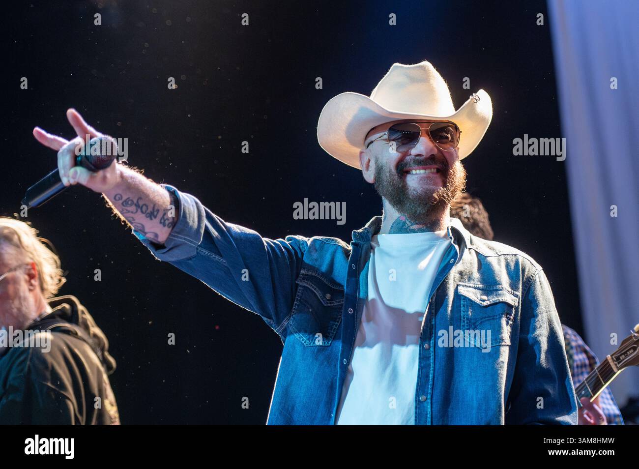 Aprile 01, 2025: J-Ax suona con Bugo all'Alcatraz di Milano, Italia ...