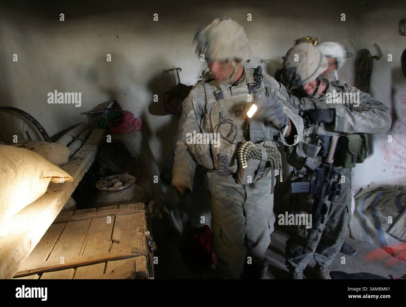 Sept. 19, 2006 - U.S. - Spc. Jamie Higham (left), of Mount Airy, North ...