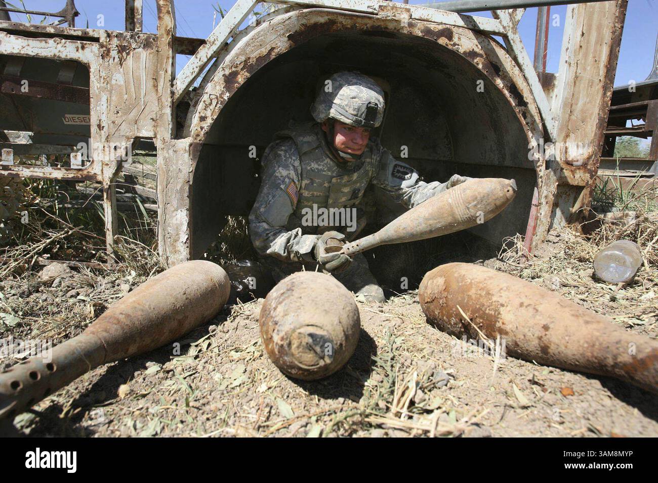 Explosive ordnance disposal expert hi-res stock photography and images ...