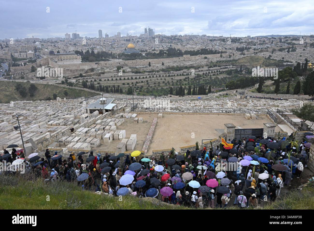 Jerusalem, Israel. 13th Apr, 2025. Thousands of Christians carry ...