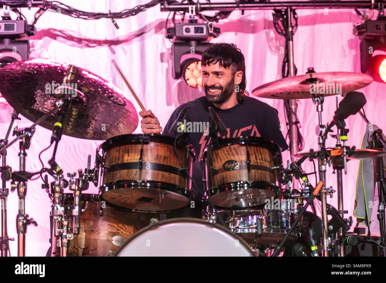 Aprile 01, 2025: Aimone Romizi dei Fast Animals and Slow Kids suona con ...