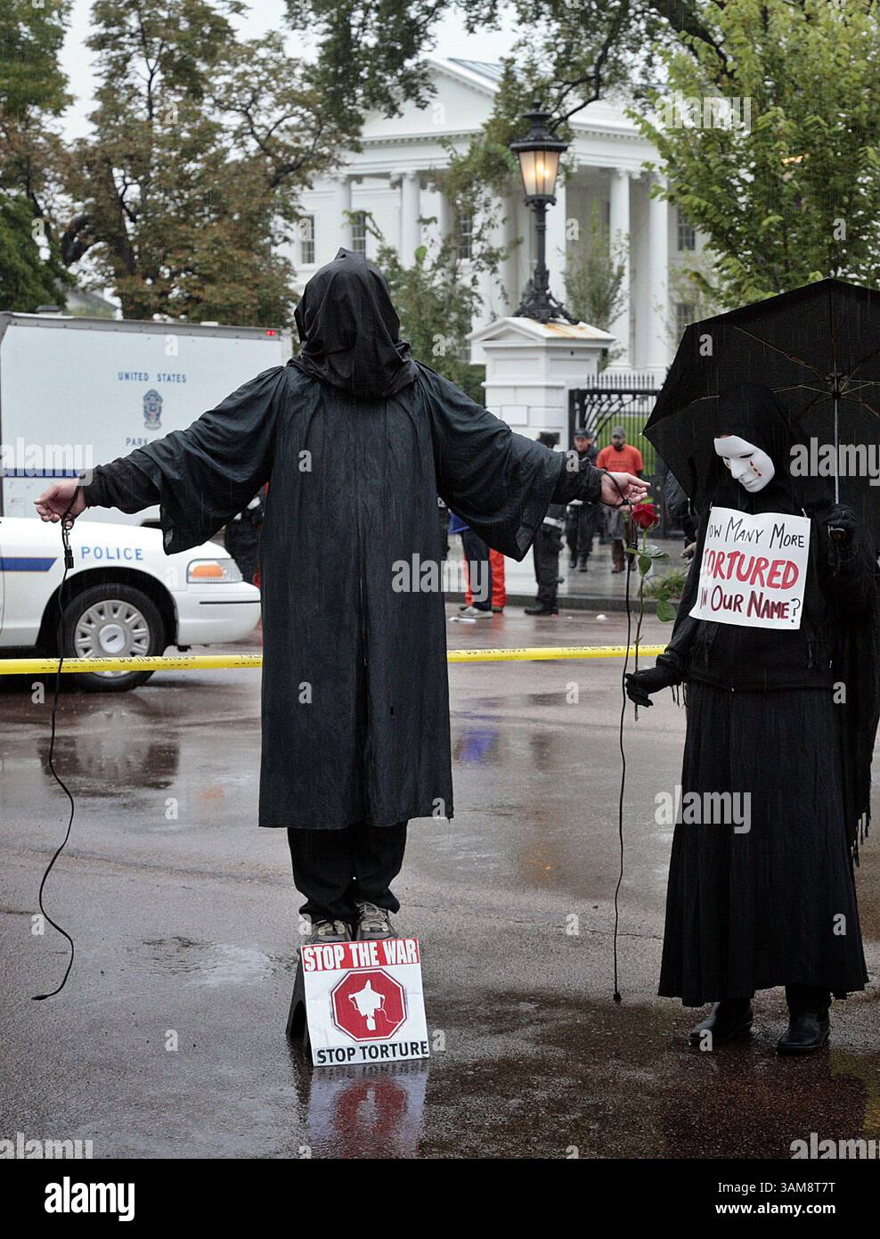 Oct. 17, 2006 - U.S. - Protestors demonstrate outside the White House ...