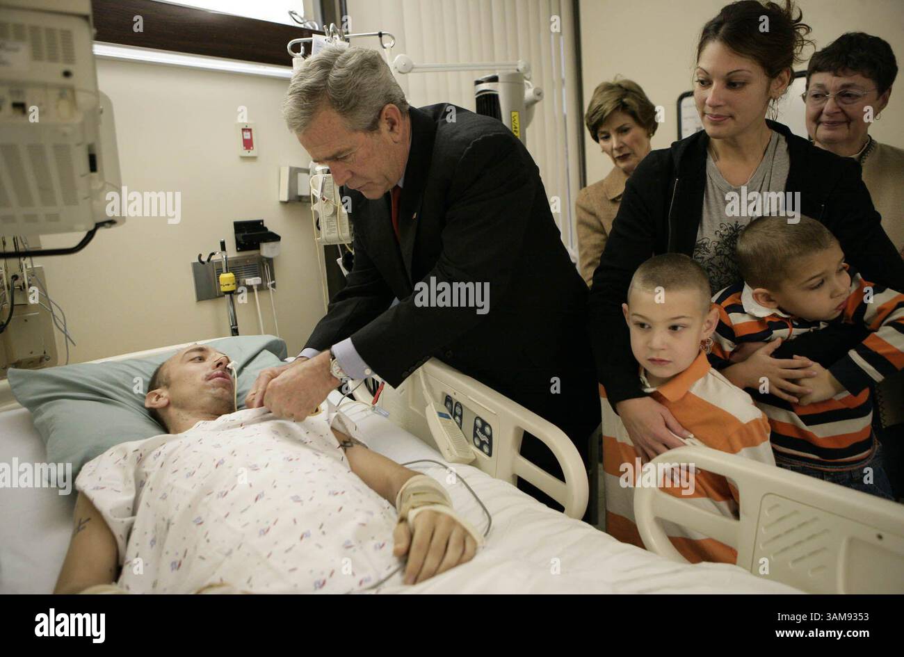 Dec. 22, 2006 - U.S. - President George W. Bush presents a Purple Heart ...
