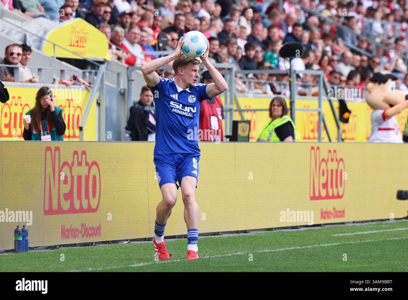 Derry John Murkin (FC Schalke 04, 5), GER, SSV Jahn Regensburg vs. FC ...