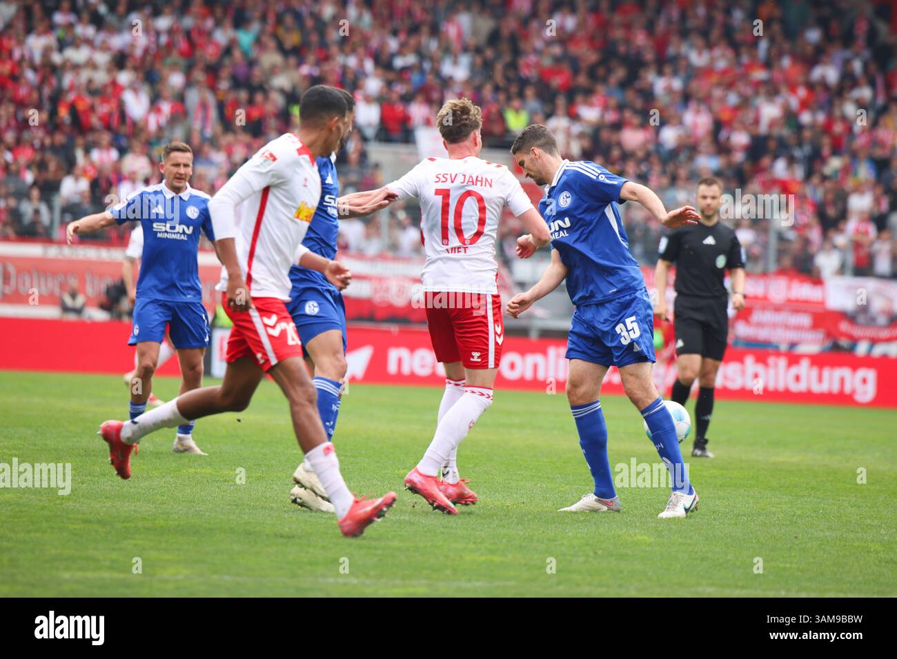 Marcin Kaminski (FC Schalke 04, 35), Christian Viet (SSV Jahn ...