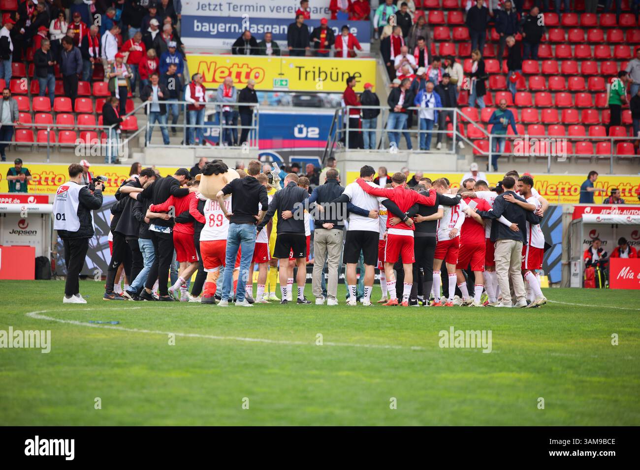 Kai Proeger (SSV Jahn Regensburg, 33), Dejan Galjen (SSV Jahn ...