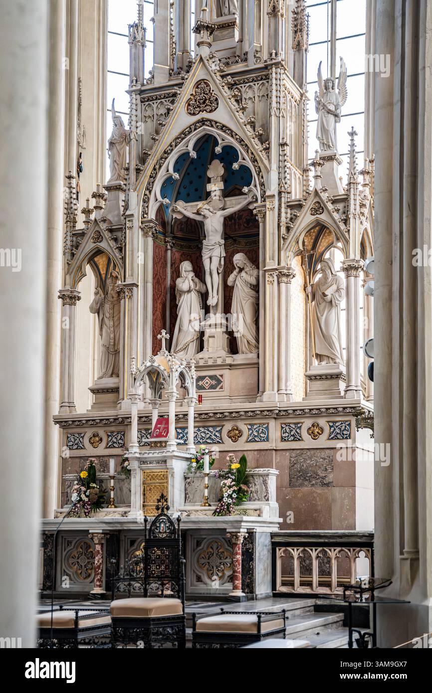 Gothic style altar hi-res stock photography and images - Alamy