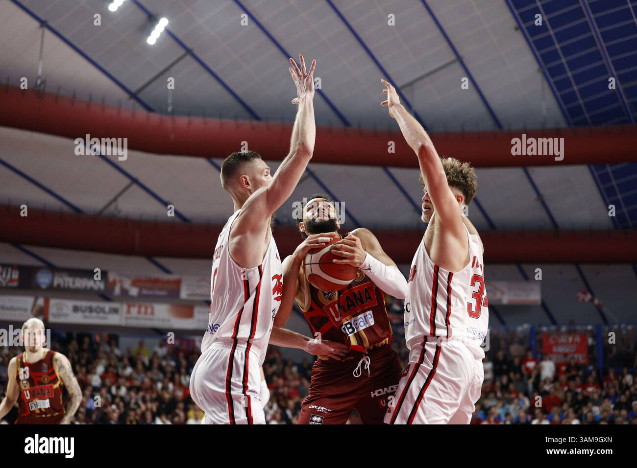 Venice, Italy. 13th Apr, 2025. Umana Reyer's TYLER ENNIS in action ...