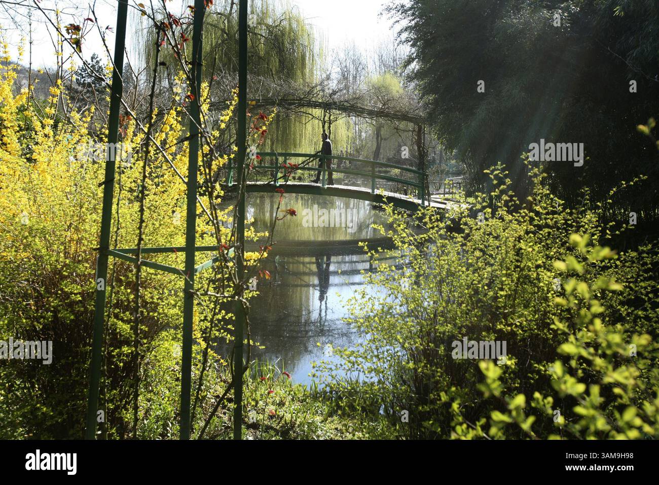 Monet's garden giverny japanese bridge hi-res stock photography and ...