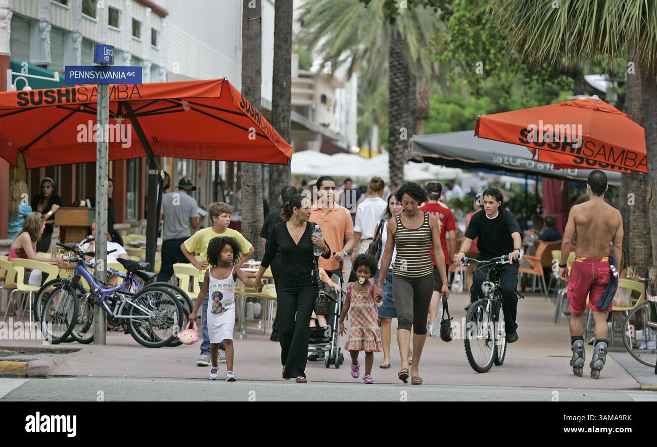July 3, 2007 - U.S. - Patrons walk along Lincoln Road and Pennsylvania ...