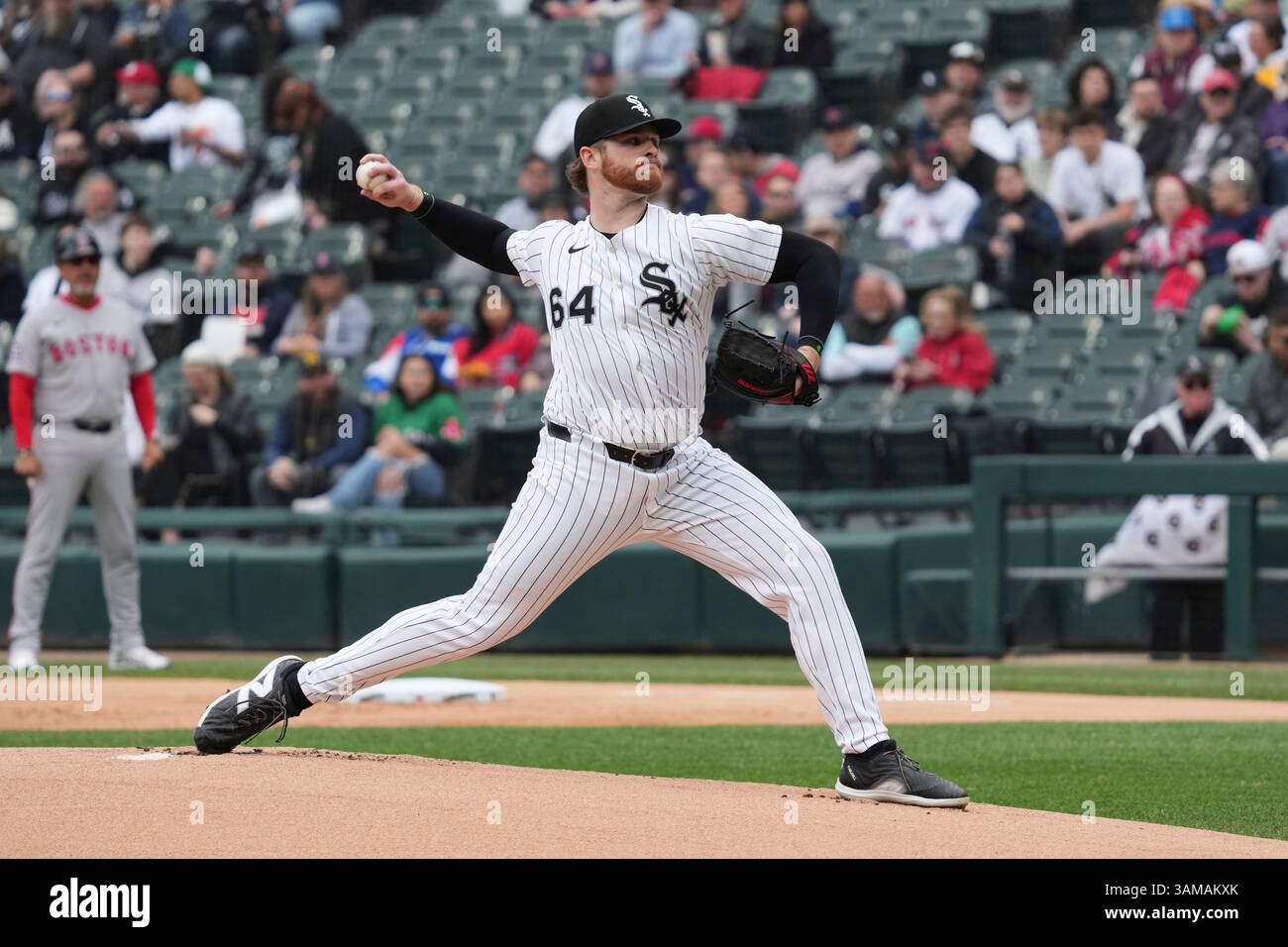 Chicago White Sox starting pitcher Shane Smith throws against the ...