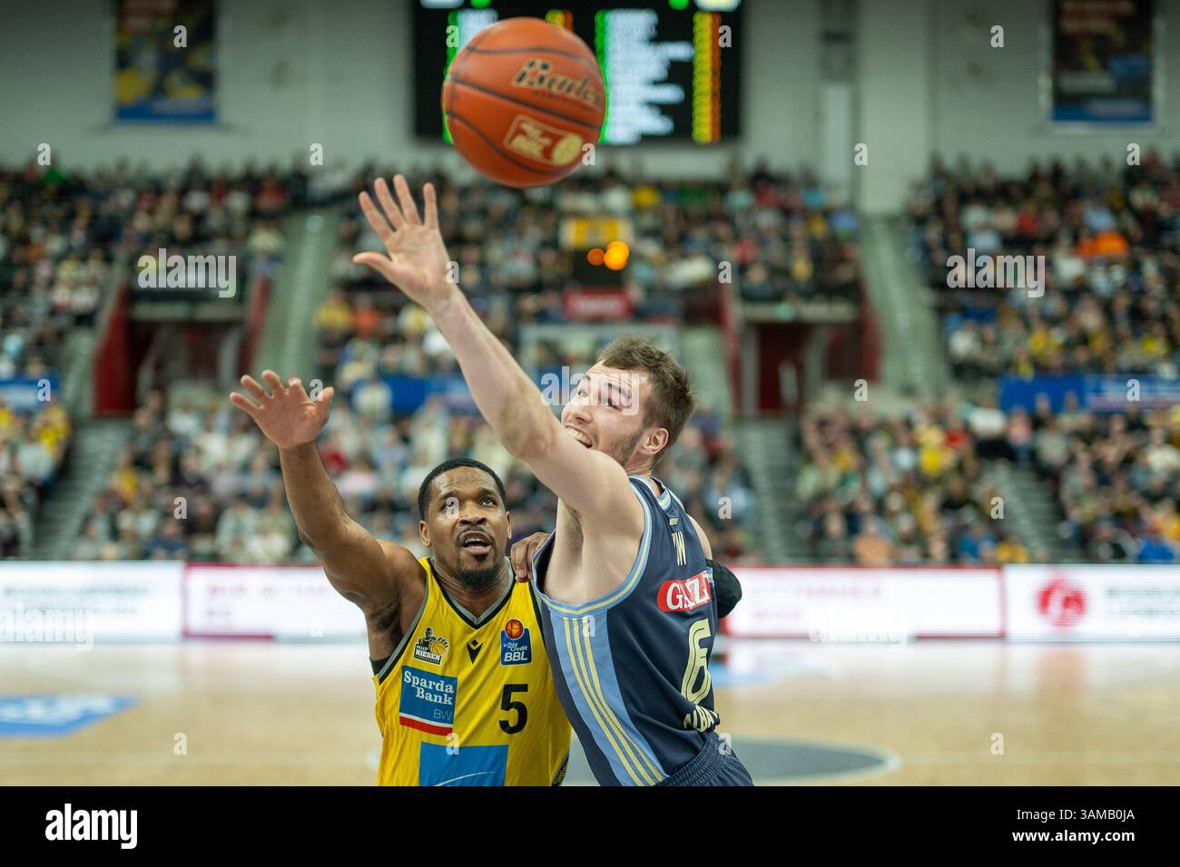 Justin Simon (MHP Riesen Ludwigsburg, #05), Malte Delow (ALBA Berlin ...