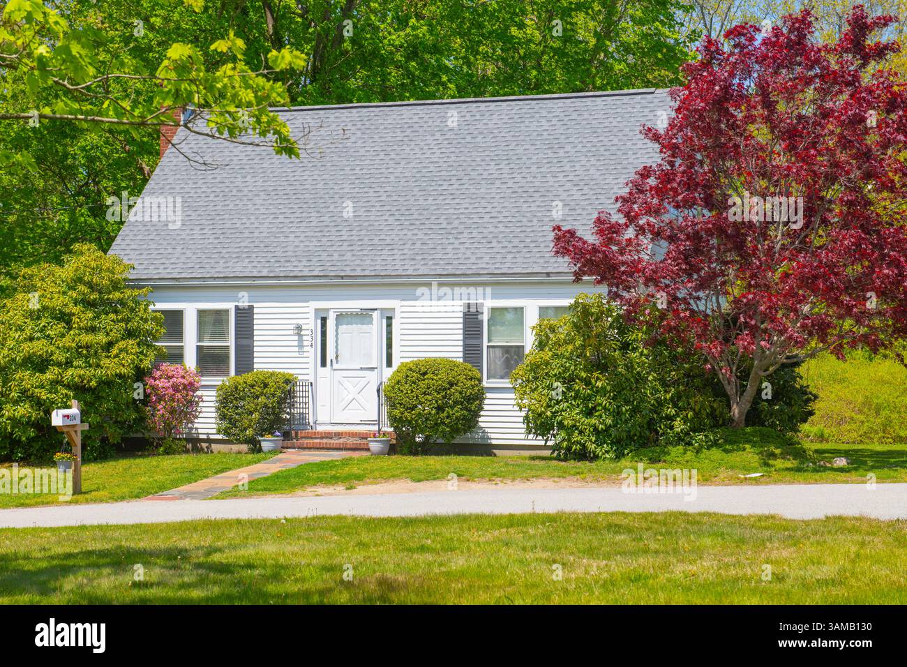Cape Cod style building at 330 First Parish Road in historic town ...