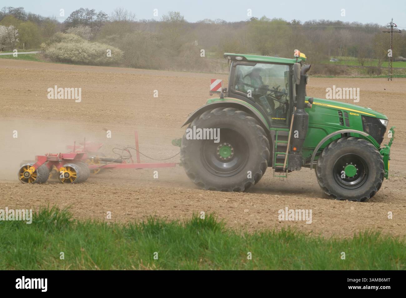 Uckermark GER, Deutschland, 20250413,Uckermark, Traktor auf dem Feld *** Uckermark GER, Germany ...