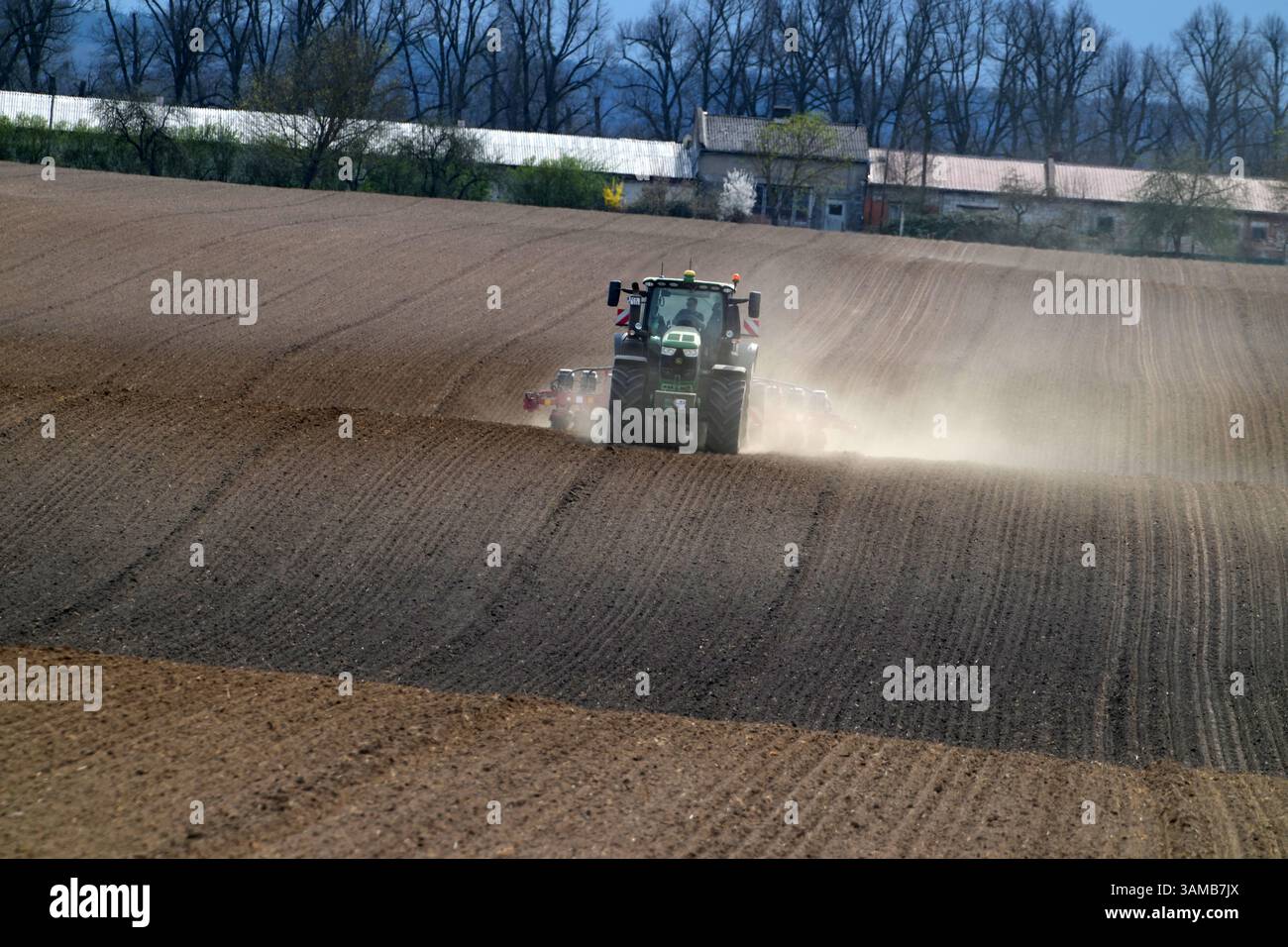 Uckermark GER, Deutschland, 20250413,Uckermark, Traktor auf dem Feld ...