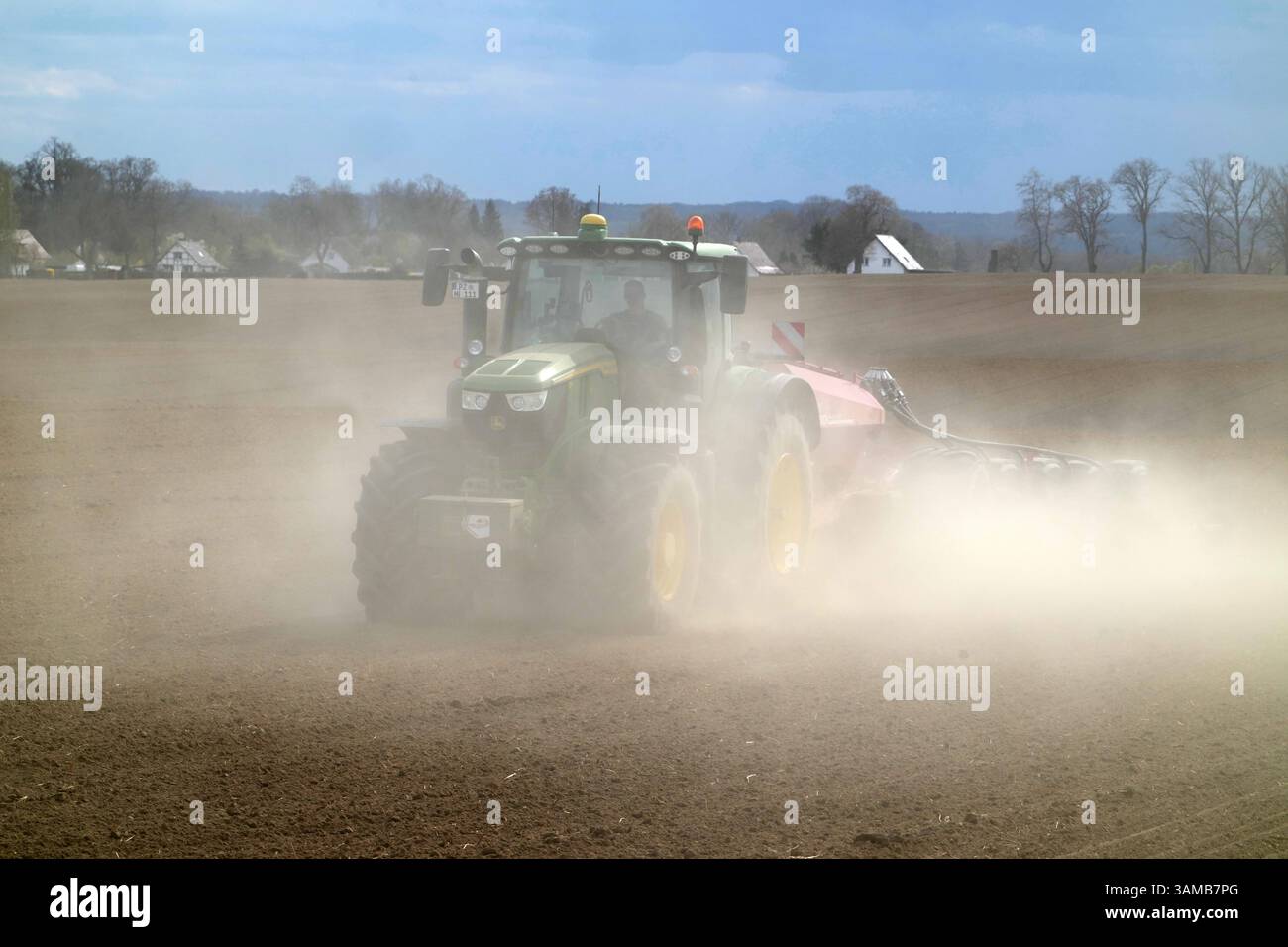 Uckermark GER, Deutschland, 20250413,Uckermark, Traktor auf dem Feld ...