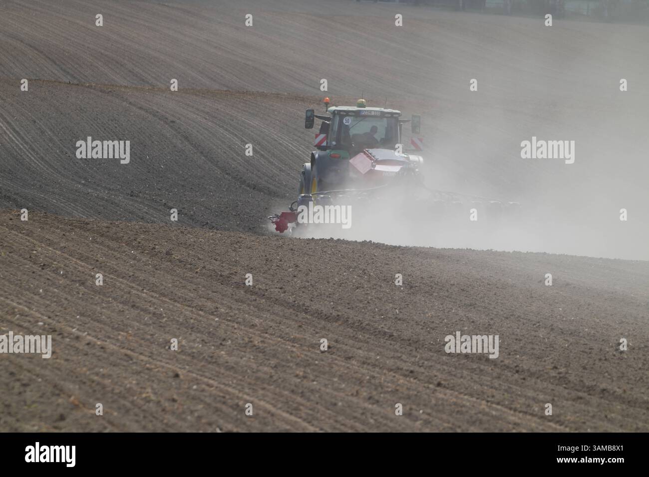 Uckermark GER, Deutschland, 20250413,Uckermark, Traktor auf dem Feld *** Uckermark GER, Germany ...