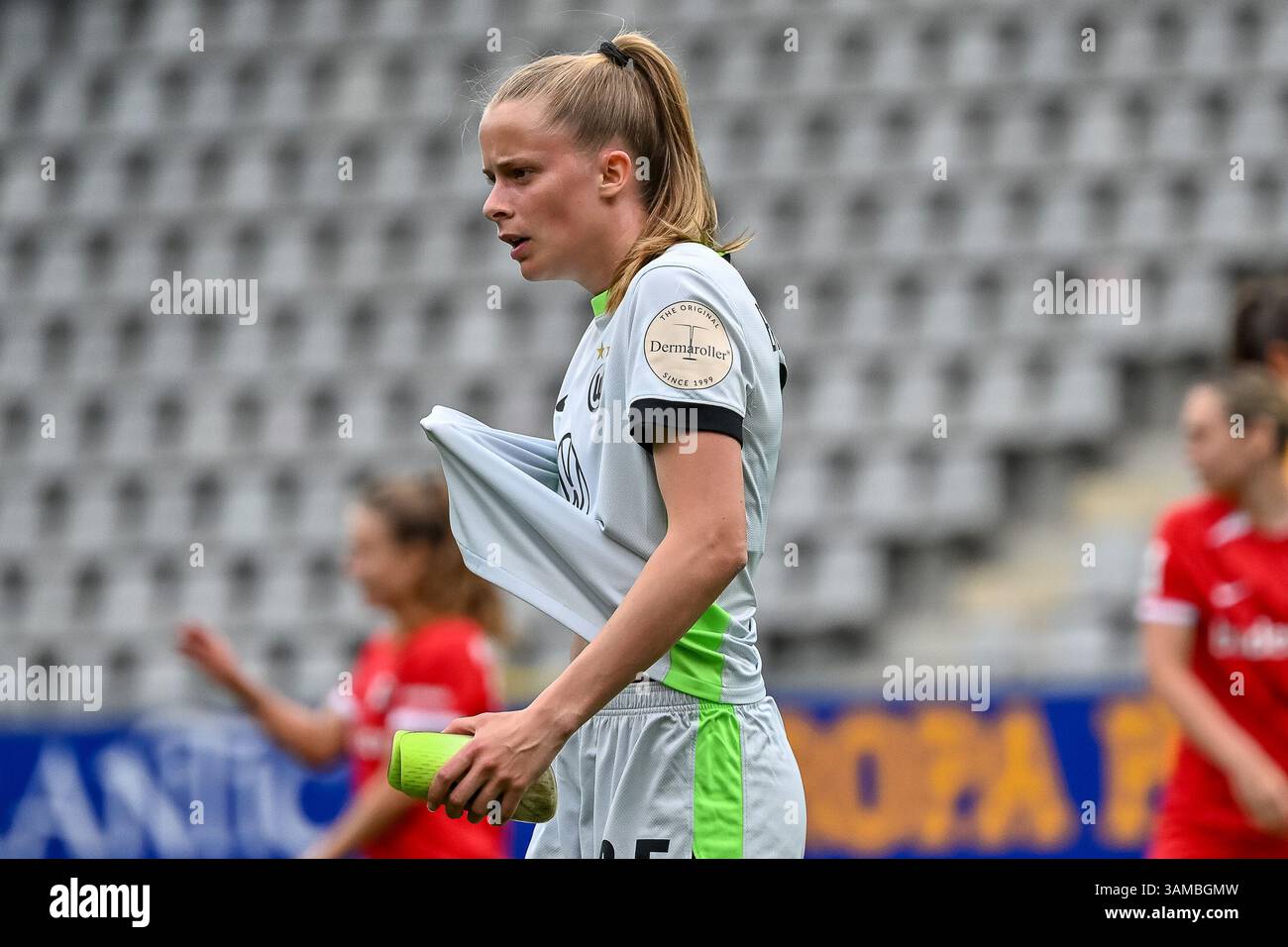 Freiburg, Deutschland. 13th Apr, 2025. Vivien Endemann (VfL Wolfsburg ...