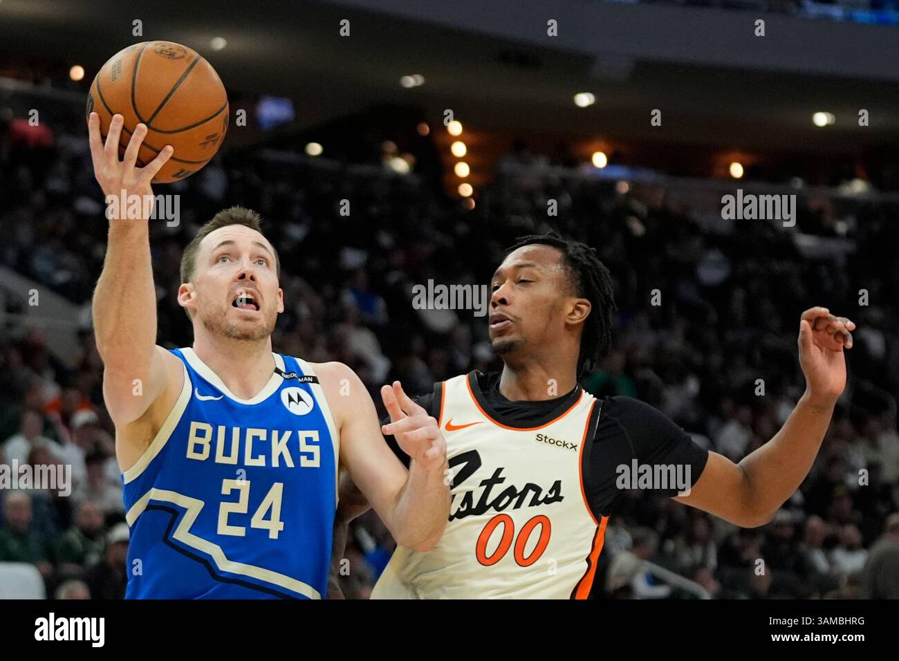 Milwaukee Bucks' Pat Connaughton (24) drives to the basket against ...