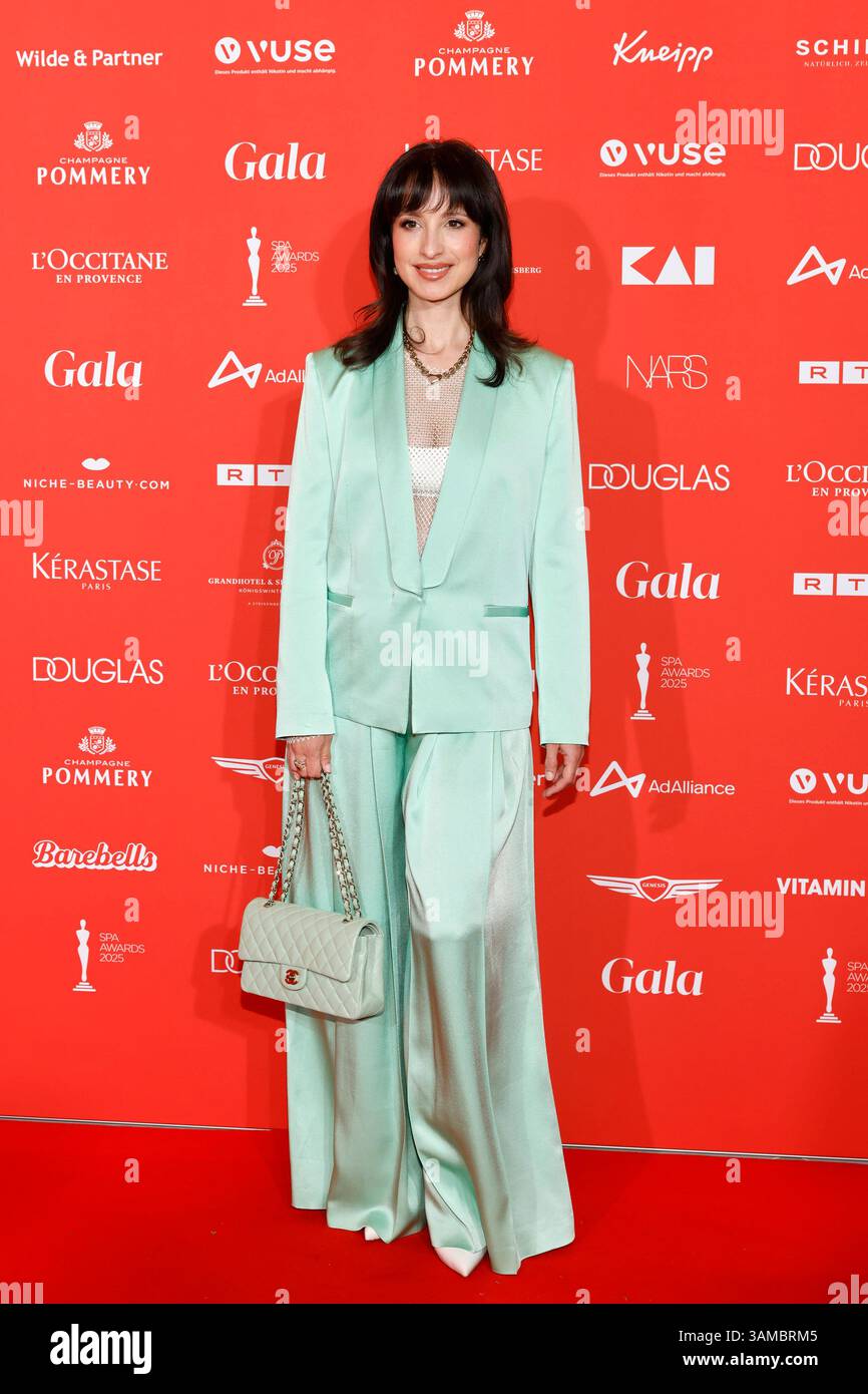 Schauspielerin Stephanie Stumph auf dem Roten Teppich bei der ...