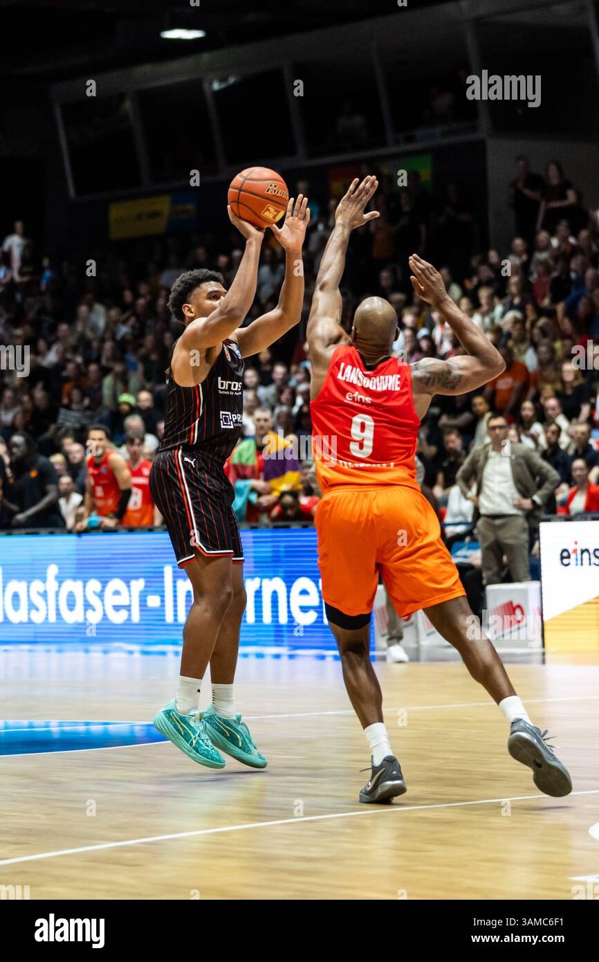 Noah Locke (Bamberg Baskets, No1), DeAndre Lansdowne (Niners Chemnitz ...