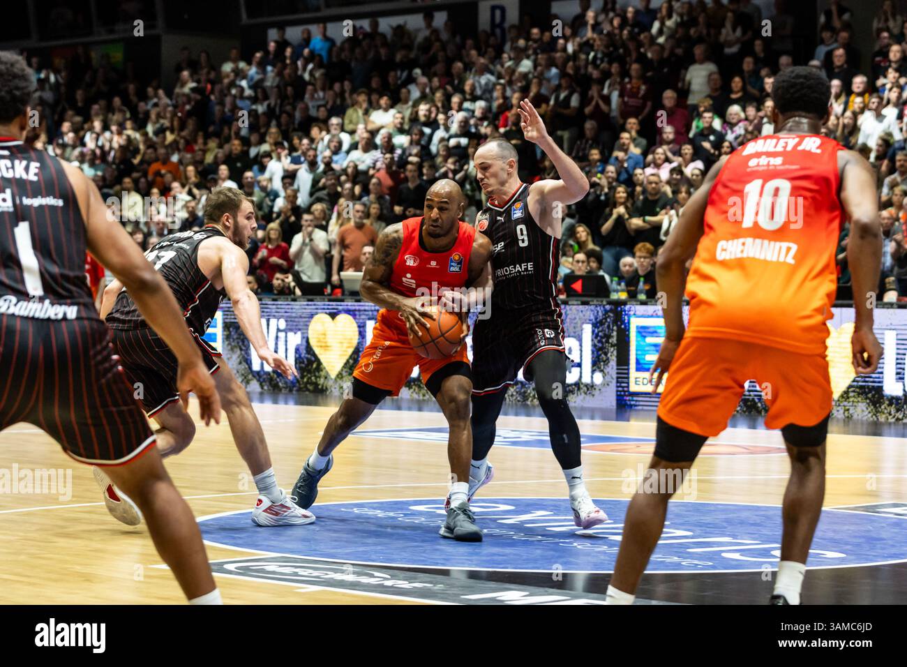 DeAndre Lansdowne (Niners Chemnitz, No 9), Karsten Tadda (Bamberg ...