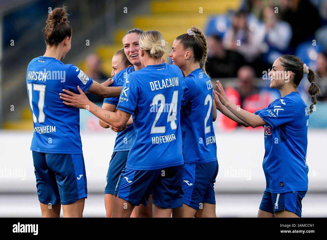 v.li.: Franziska Harsch (TSG, 17), Vanessa Diehm (TSG, 32), Torschützin ...