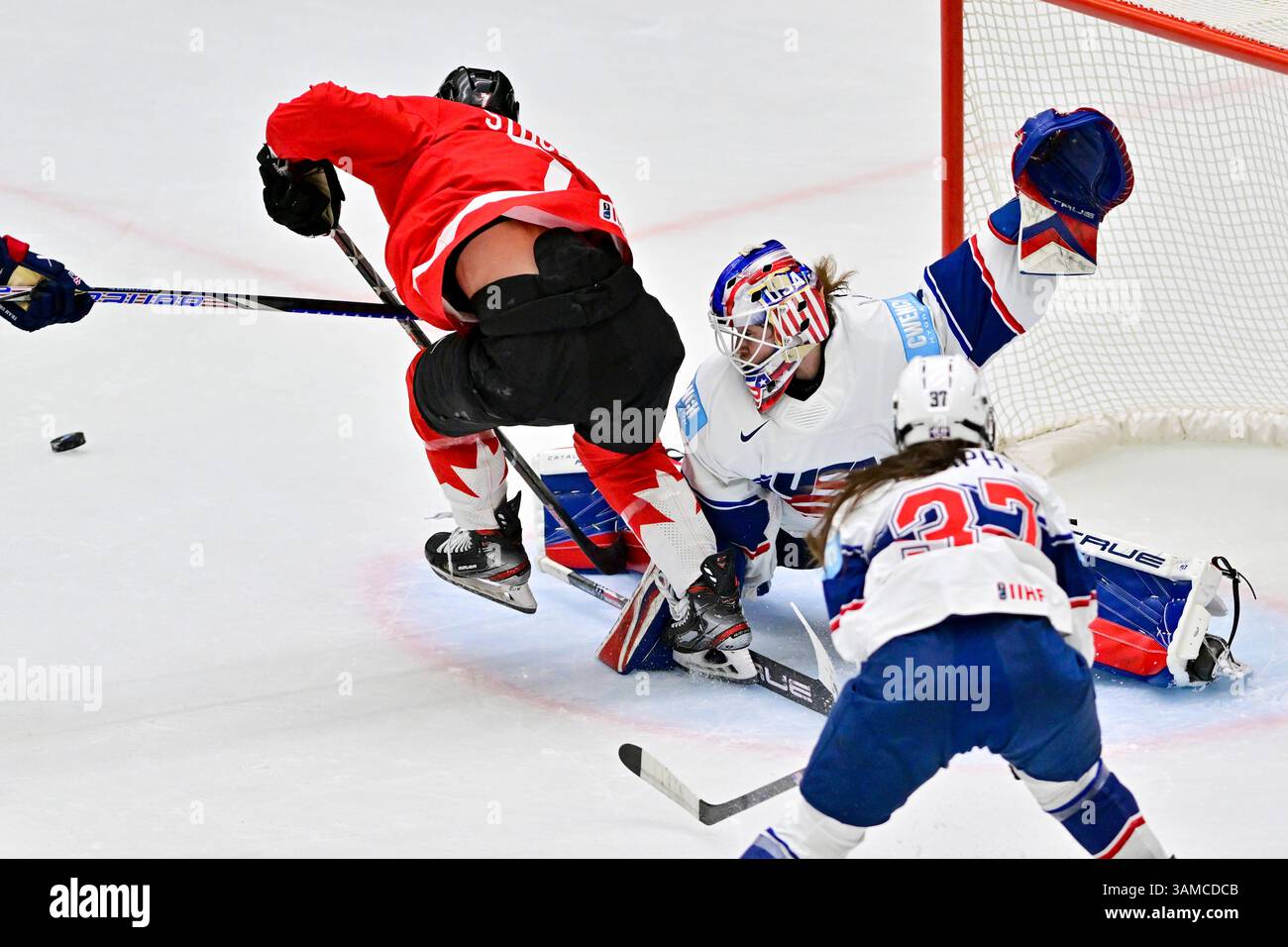 Budweis, Czech Republic. 13th Apr, 2025. L-R Laura Stacey (CAN ...