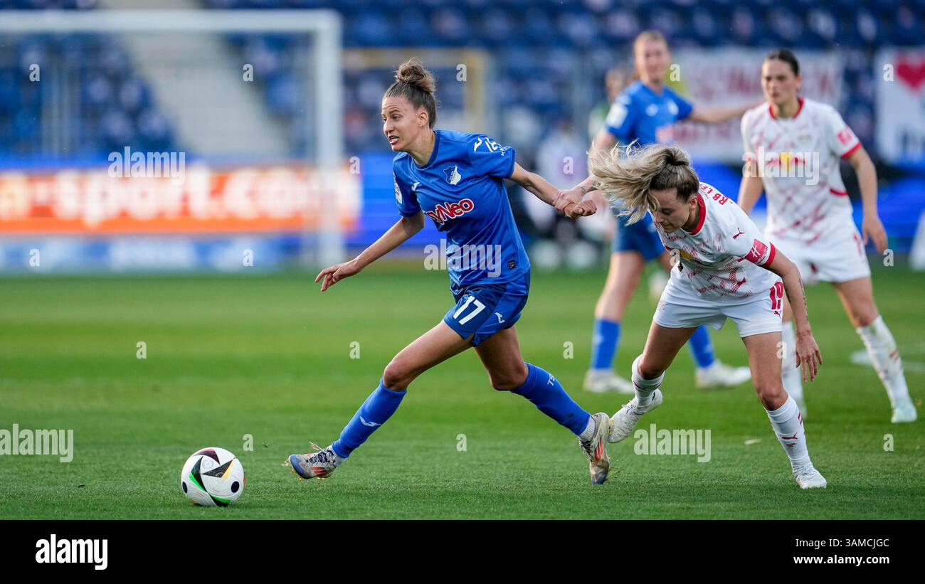 v.li.: Franziska Harsch (TSG, 17), Jenny Hipp (RBL, 19), Zweikampf ...