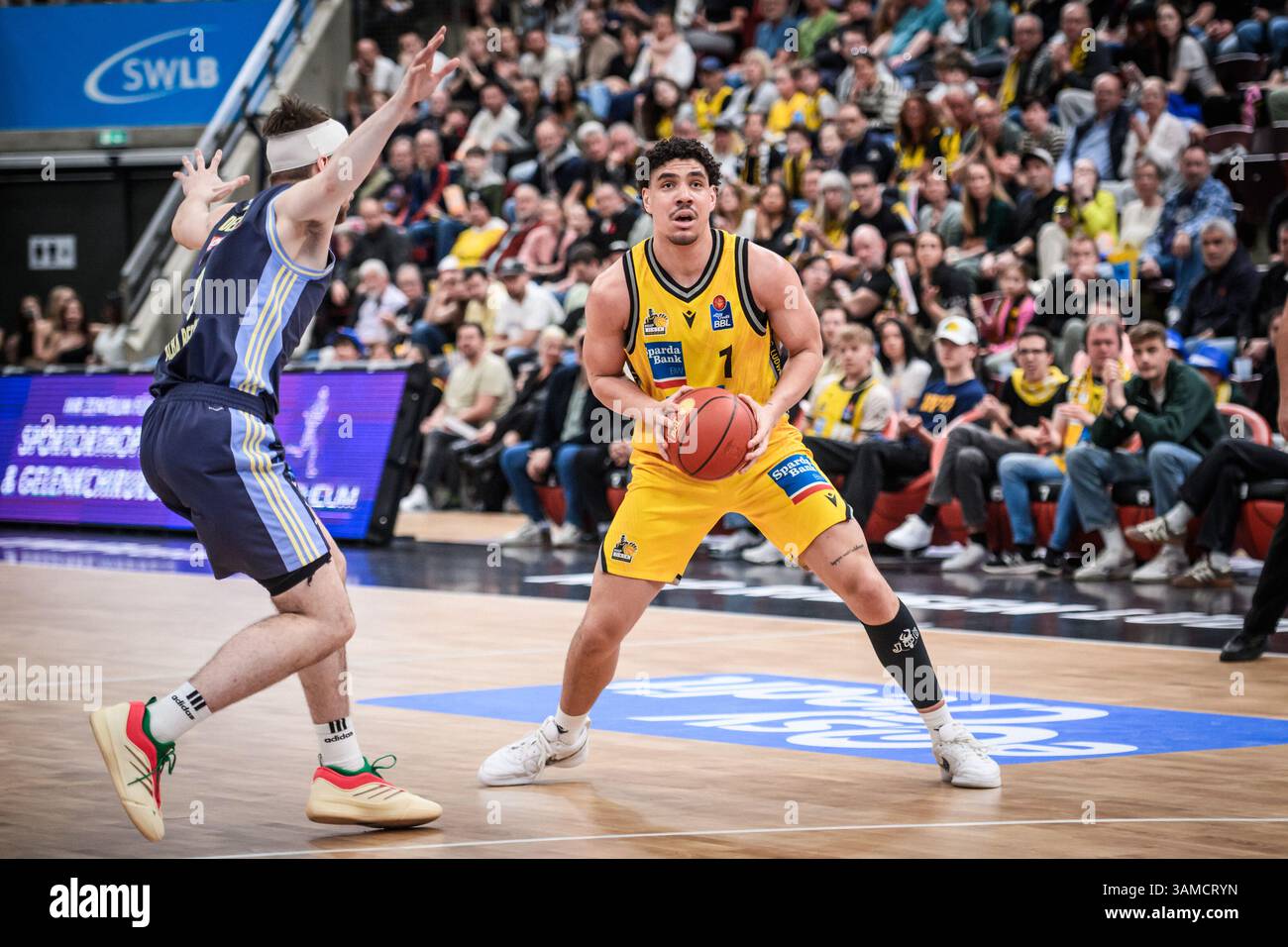 Ludwigsburg, Deutschland. 13th Apr, 2025. Joel Scott (MHP Riesen ...