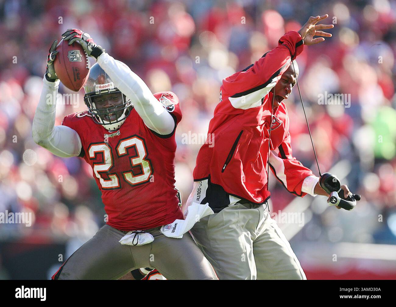 Dec. 16, 2007 - Tampa Bay Buccaneers safety Jermaine Phillips (23 ...
