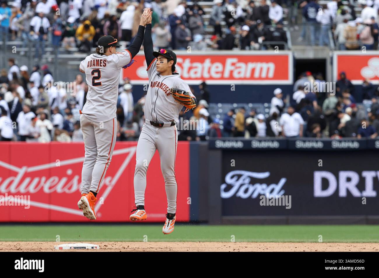 San Francisco Giants' Willy Adames, left, and Jung Hoo Lee, right, react after defeating the New ...