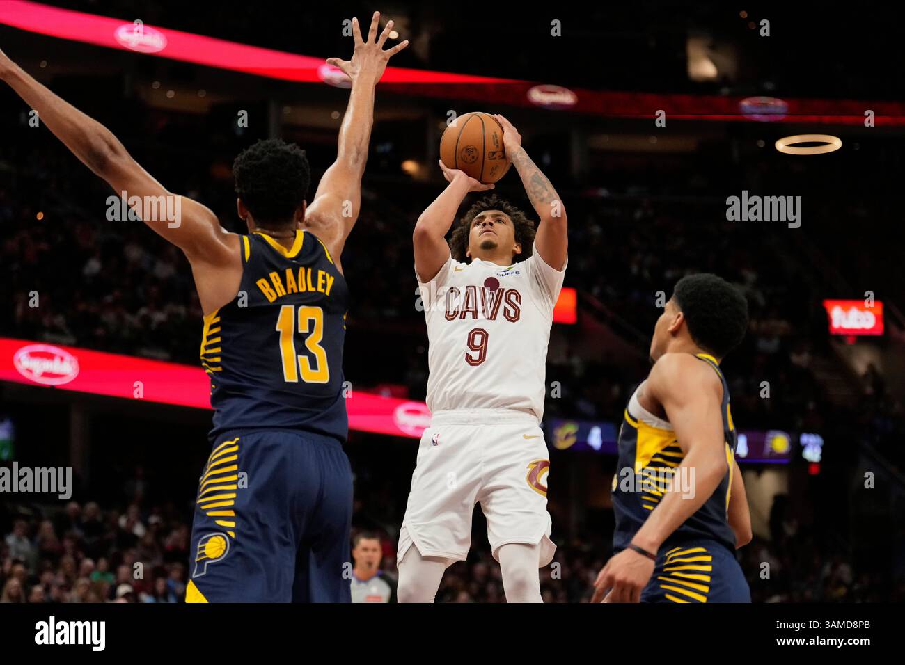 Cleveland Cavaliers guard Craig Porter Jr. (9) shoots between Indiana ...