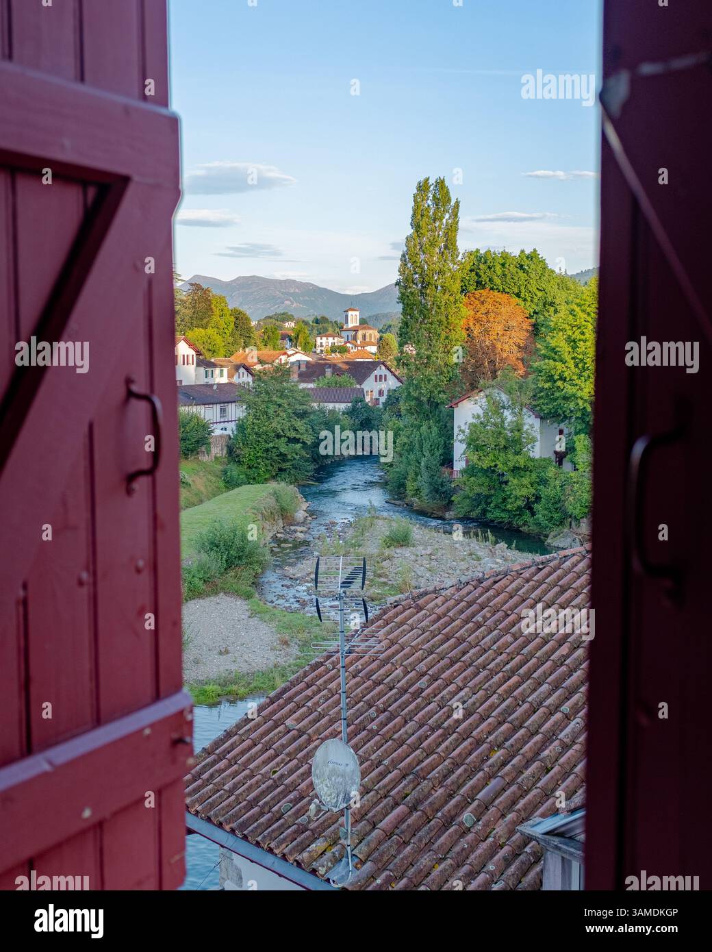 Nive river crossing town hi-res stock photography and images - Alamy