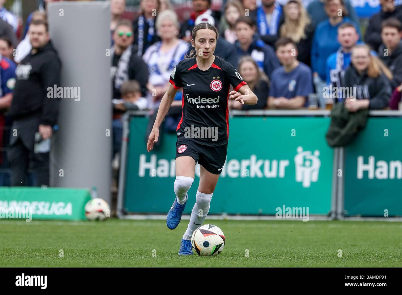 Hamburg, Deutschland. 13th Apr, 2025. v.li.: Emma Memminger (Eintracht ...