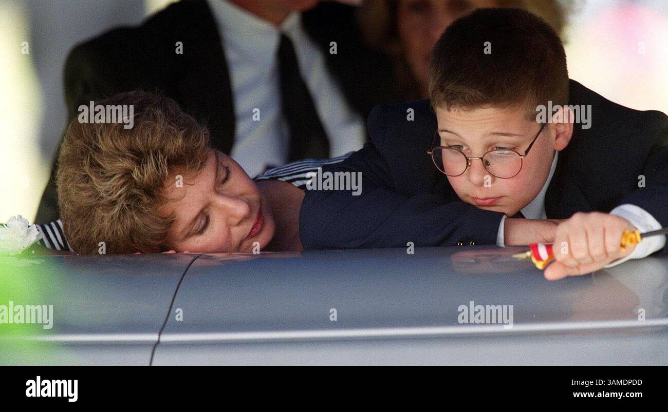 April 18, 2000 - U.S. - KRT US NEWS STORY SLUGGED: MARINEFUNERAL KRT ...